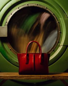 The equilibrium translated in the most classy bags for HER